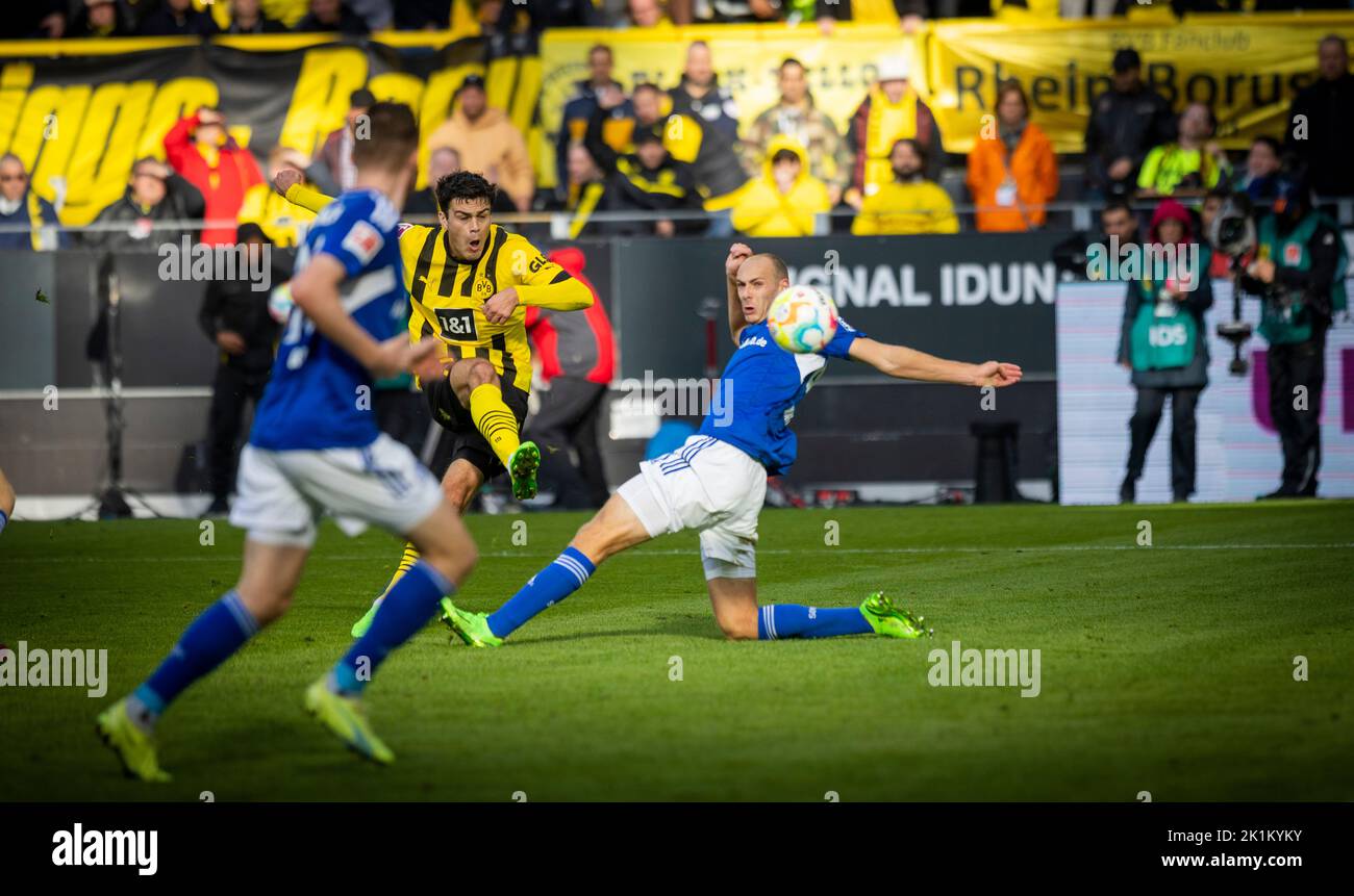 Giovanni Reyna (BVB), Henning Matriciani (S04) Borussia Dortmund - FC Schalke 04 17.09.2022 ...