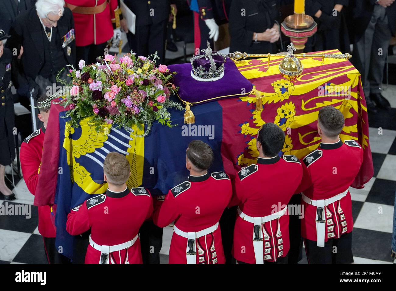 Queen coffin bearer hi-res stock photography and images - Alamy