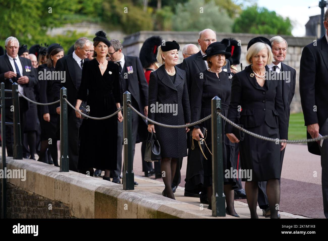 Mourners arrive for the committal service for queen elizabeth ii held ...