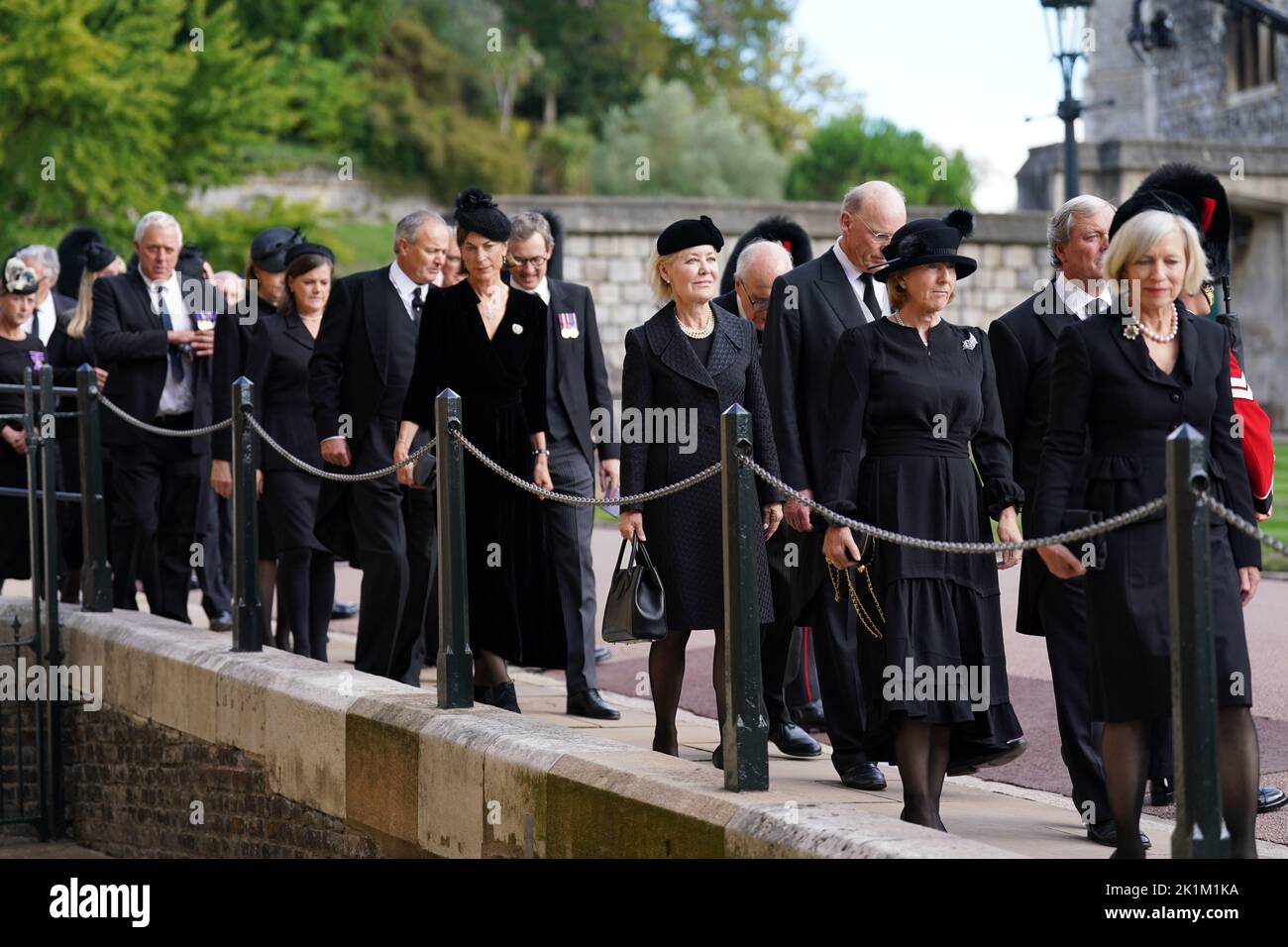 Mourners arrive for the committal service for queen elizabeth ii held ...