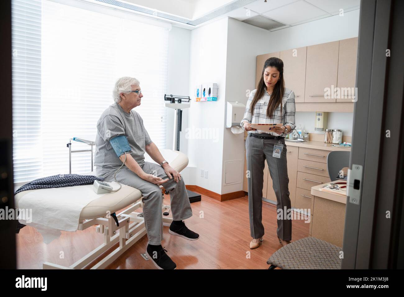Doctor chart patient hi-res stock photography and images - Alamy
