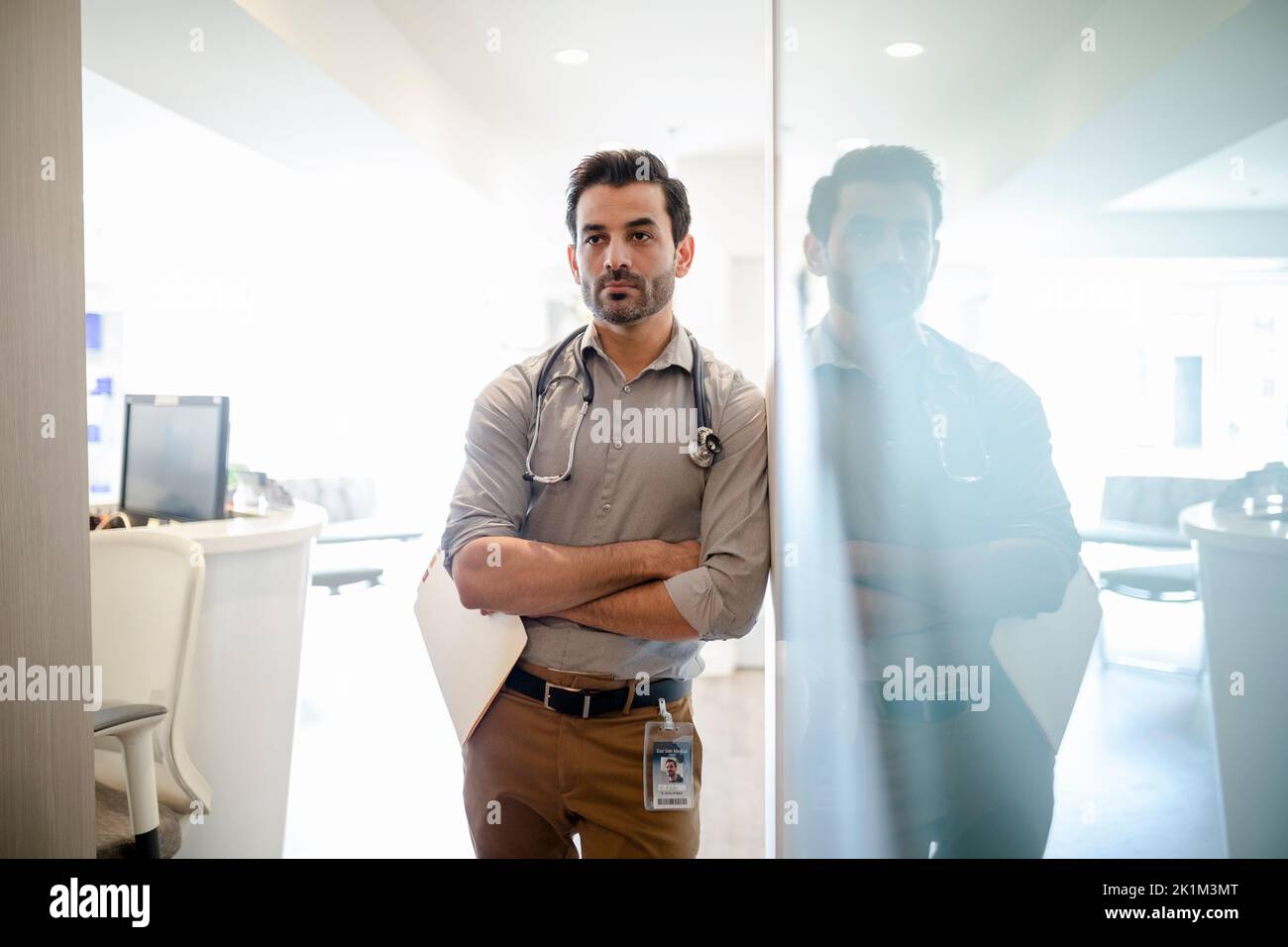 Doctor with chart hi-res stock photography and images - Alamy