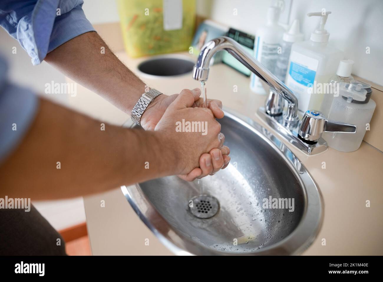 Doctor wash hands hi-res stock photography and images - Alamy