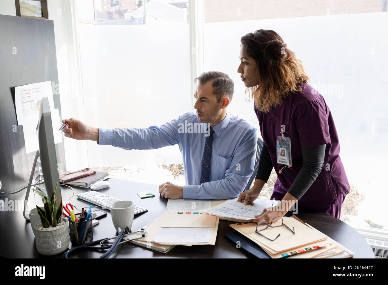Nurse standing computer talking hi-res stock photography and images - Alamy