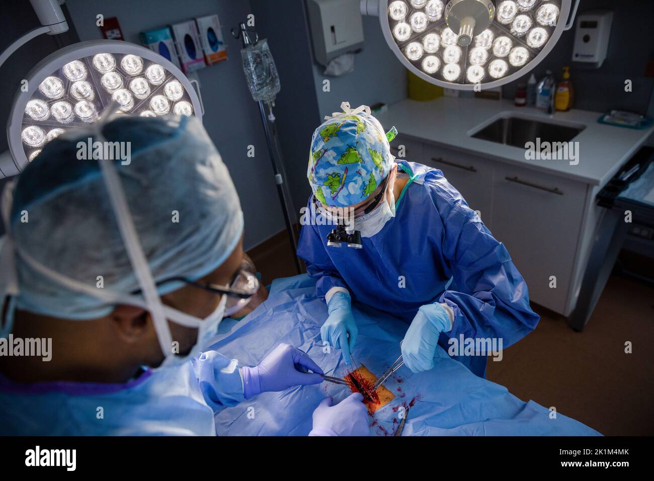 Surgeons performing surgery hi-res stock photography and images - Alamy
