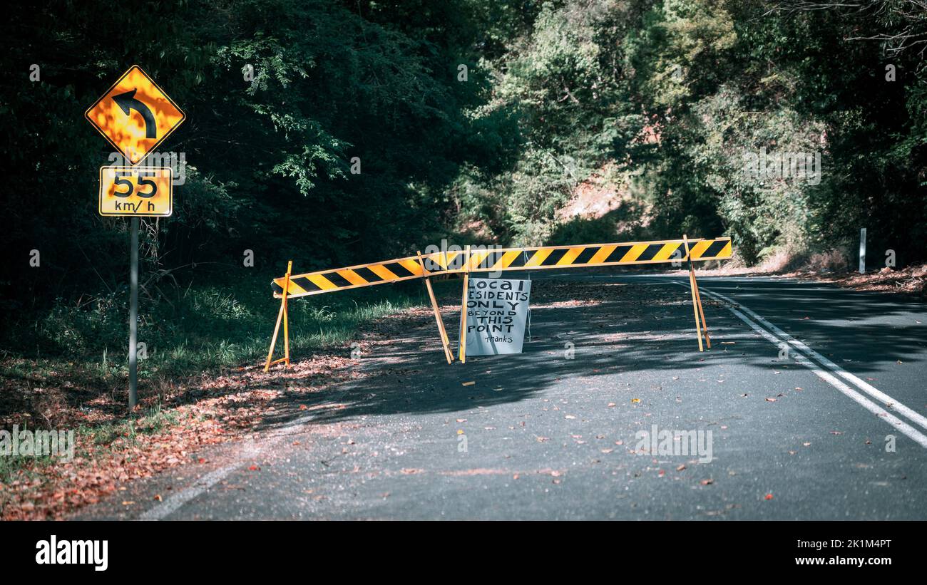 Dead end sign and barrier hi-res stock photography and images - Alamy