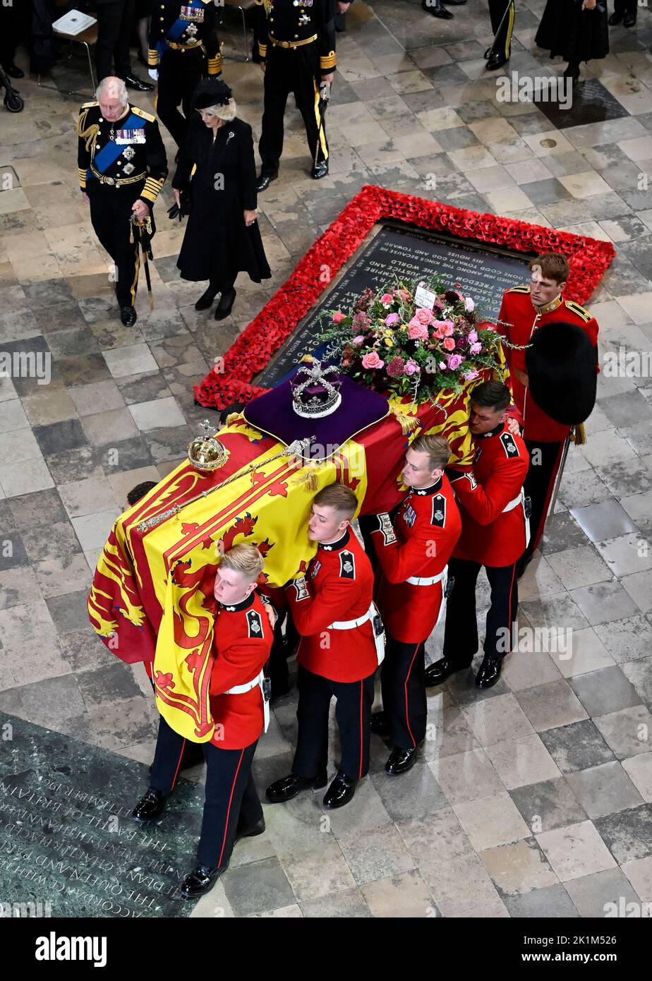 Mary as queen on the throne carrying her son hi-res stock photography ...