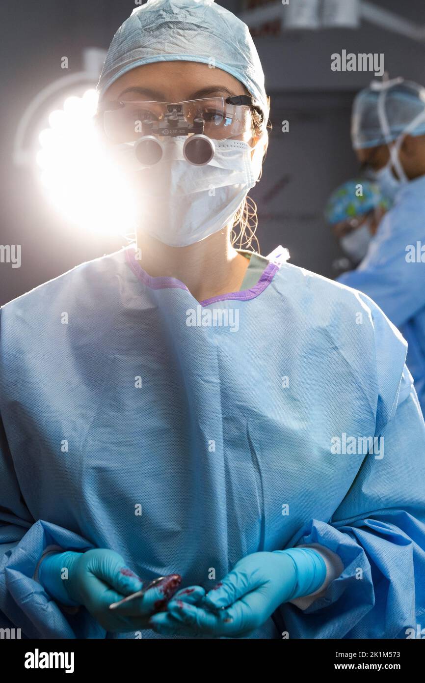 Female surgeon in operating room hi-res stock photography and images ...