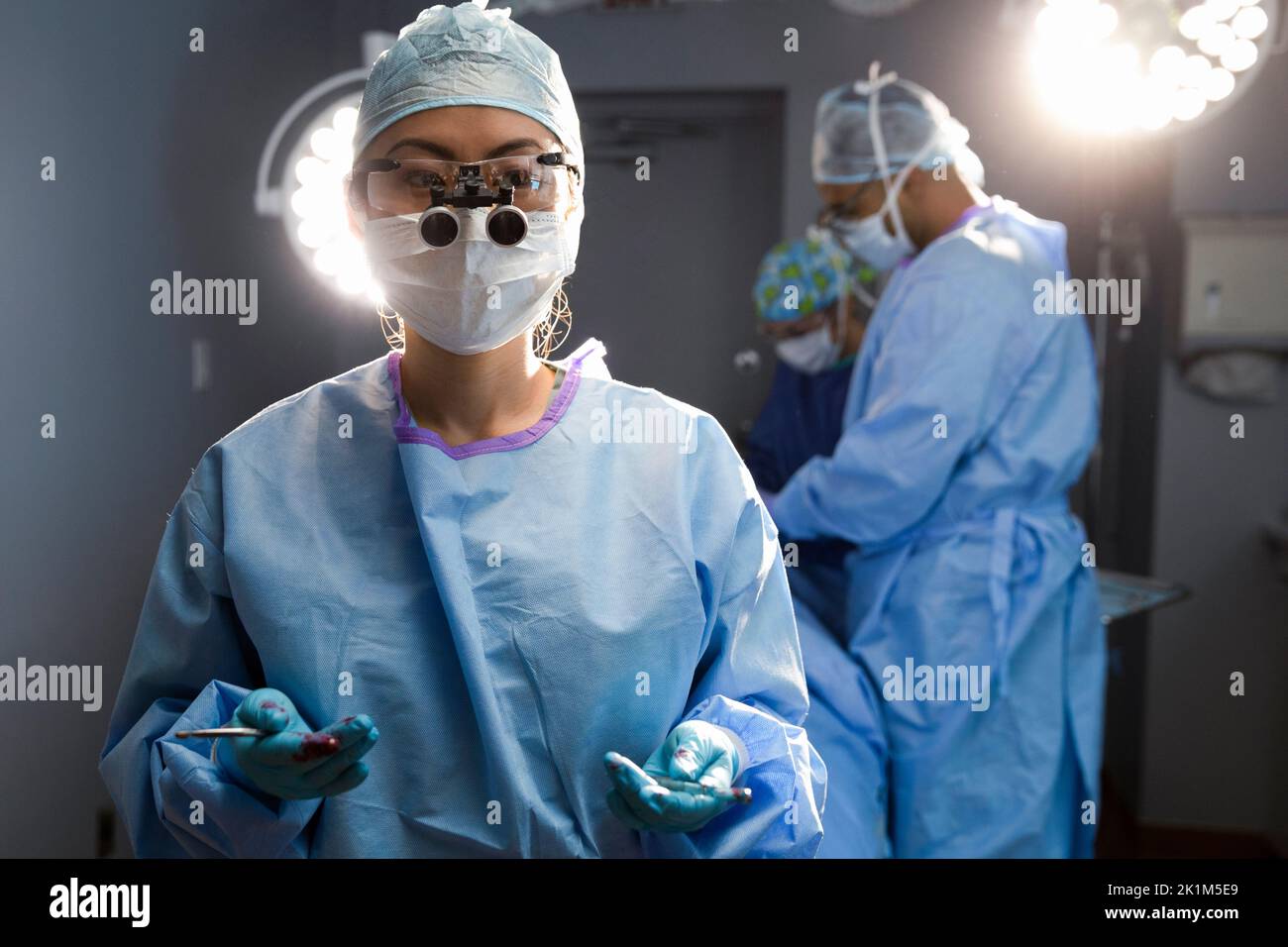 Female surgeon in operating room hi-res stock photography and images ...