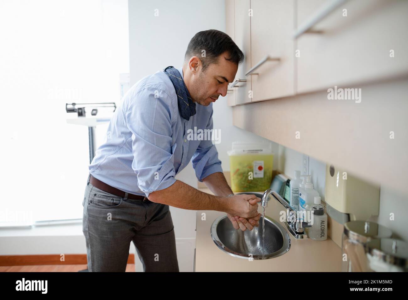 Doctor wash hands hi-res stock photography and images - Alamy