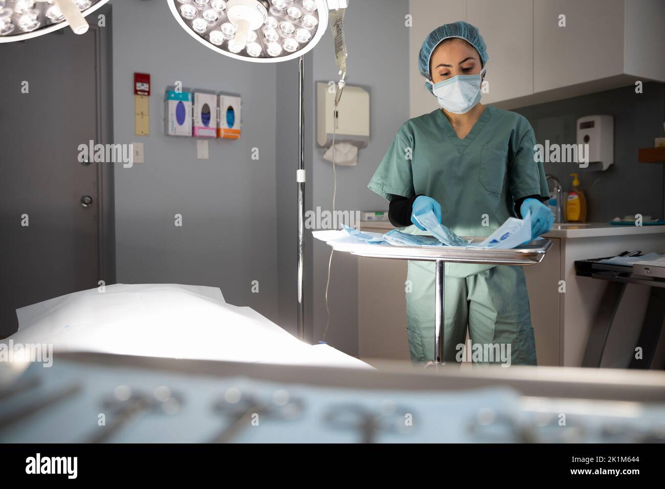 Female surgeon operation hi-res stock photography and images - Alamy