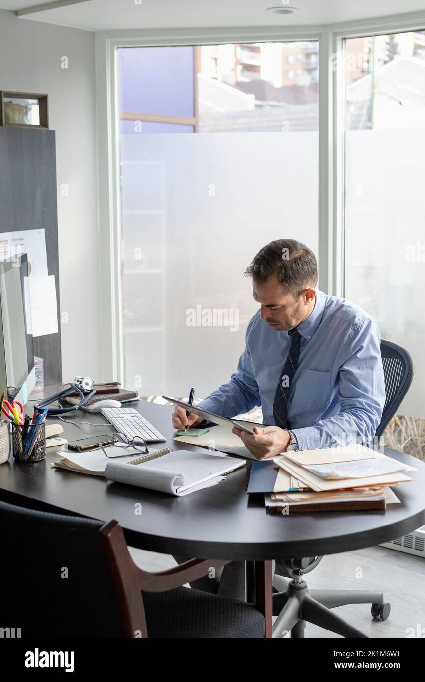 Doctor office desk hi-res stock photography and images - Alamy