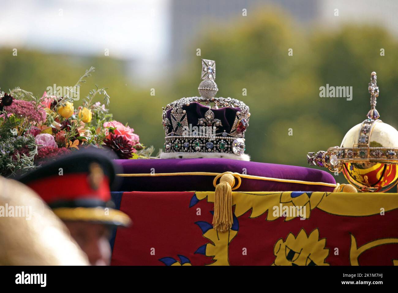 Her majesty queens funeral procession hi-res stock photography and ...