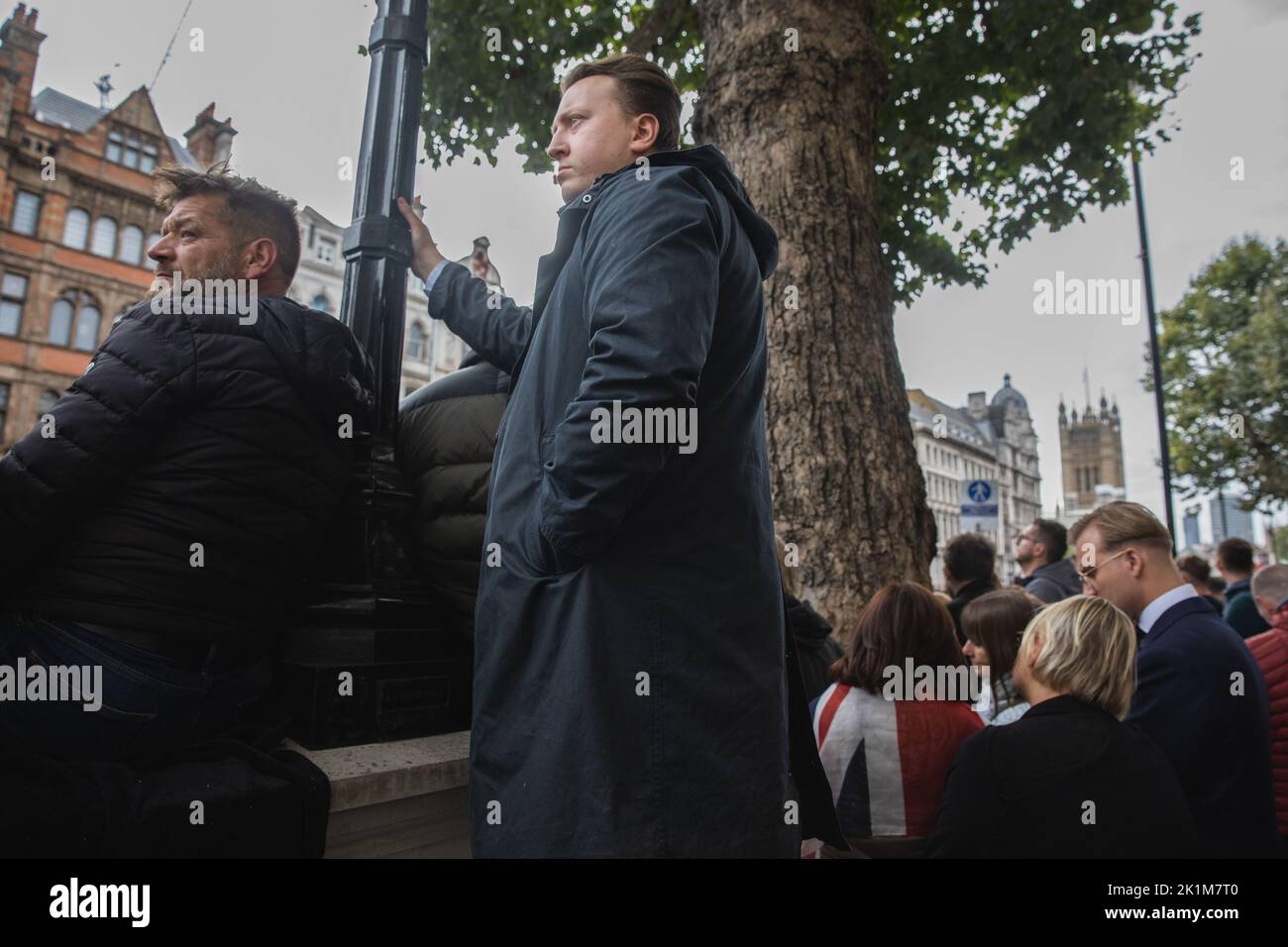 Queen elizabeth ii funeral crowds hi-res stock photography and images ...