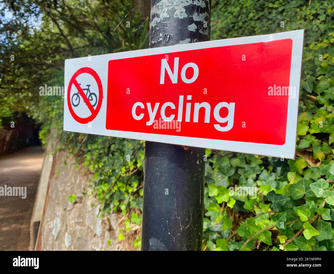 Cycling sign roadsign hi-res stock photography and images - Alamy