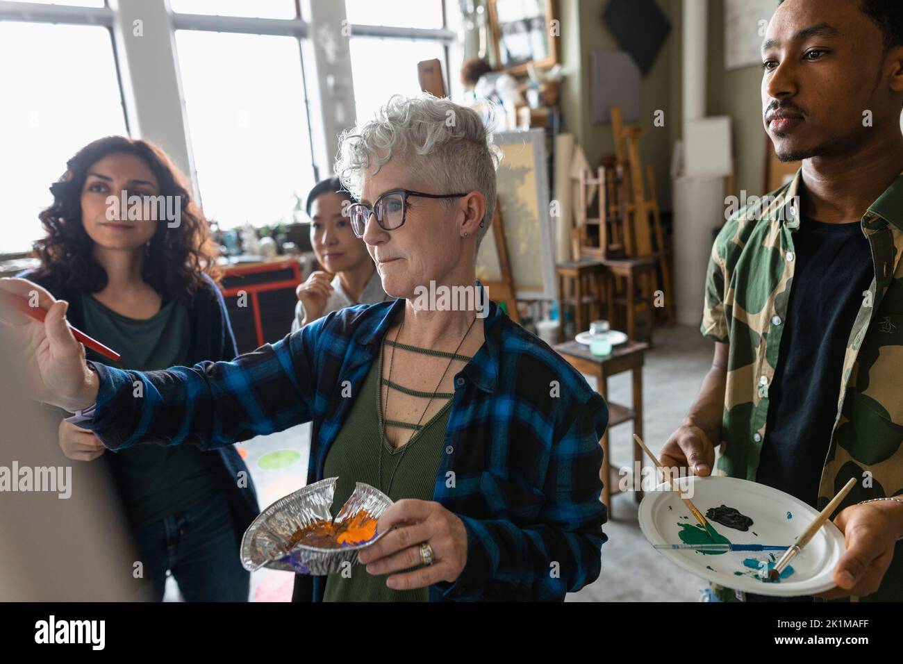 Mature woman paint class hi-res stock photography and images - Alamy