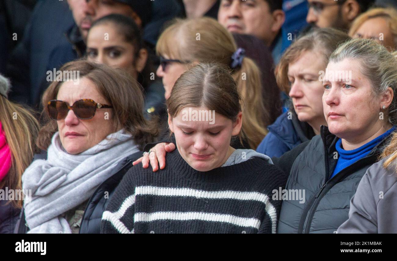 London, England, UK. 19th Sep, 2022. Mourners watch funeral of Queen ...