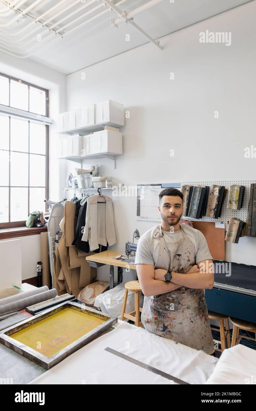 Man screen printing hi-res stock photography and images - Alamy