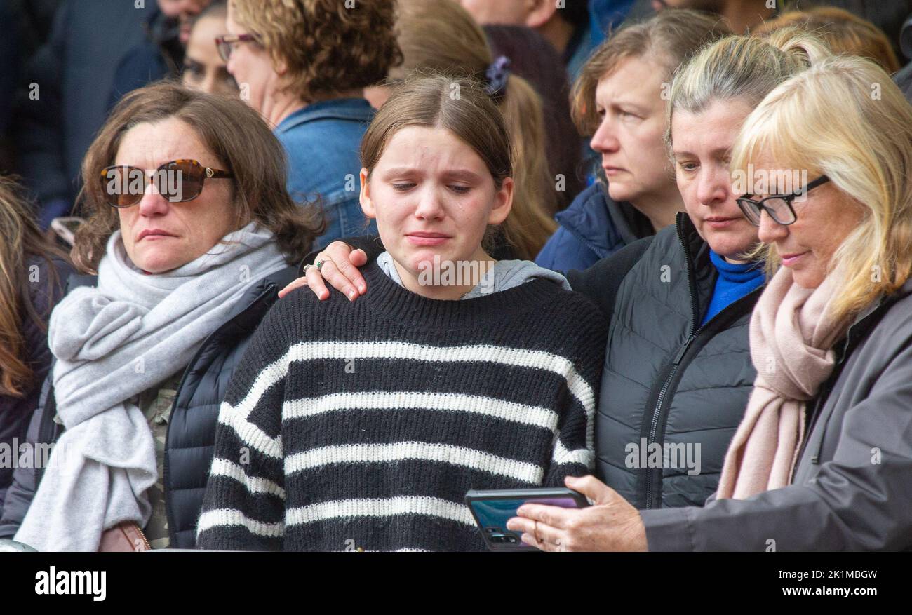 London, England, UK. 19th Sep, 2022. Mourners watch funeral of Queen ...