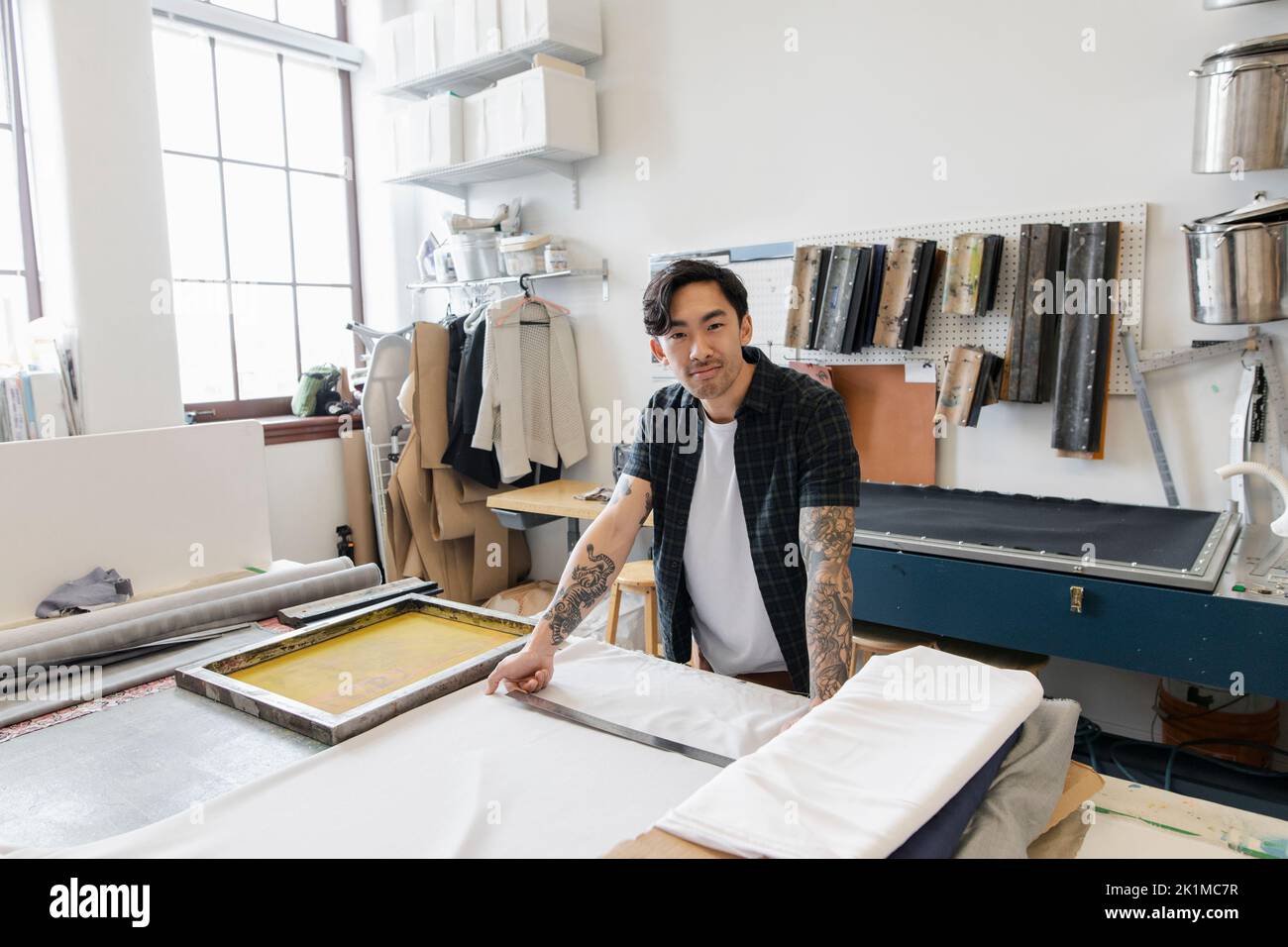 Man screen printing hi-res stock photography and images - Alamy