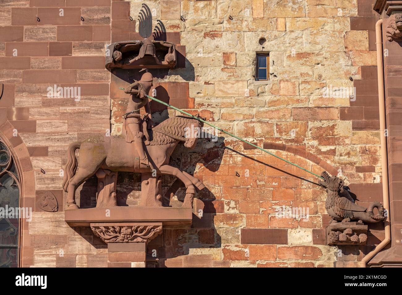 Drachentöter St. Georg an der Fassade des Basler Münster in Basel ...