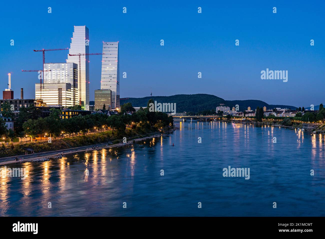 Roche-Turm oder Roche Tower und der Rhein in Basel in der ...
