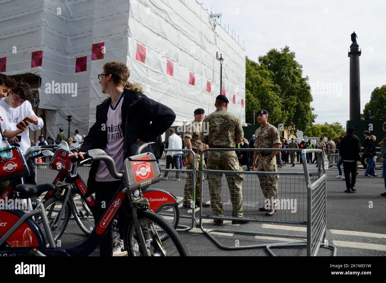 Hyde park corner queen funeral hi-res stock photography and images - Alamy