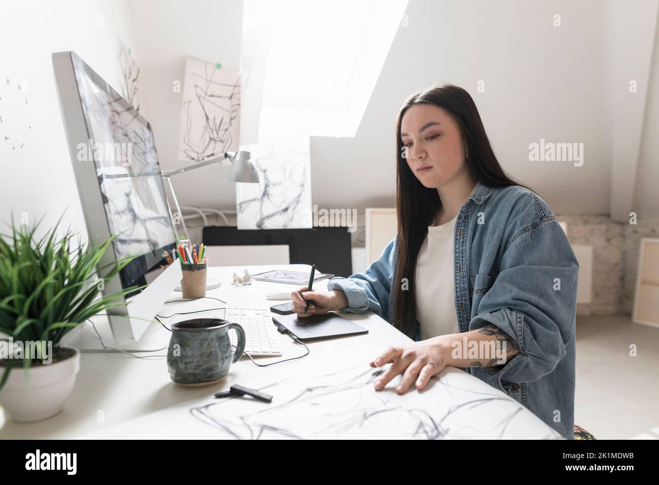 Artist computer screen drawing hi-res stock photography and images - Alamy