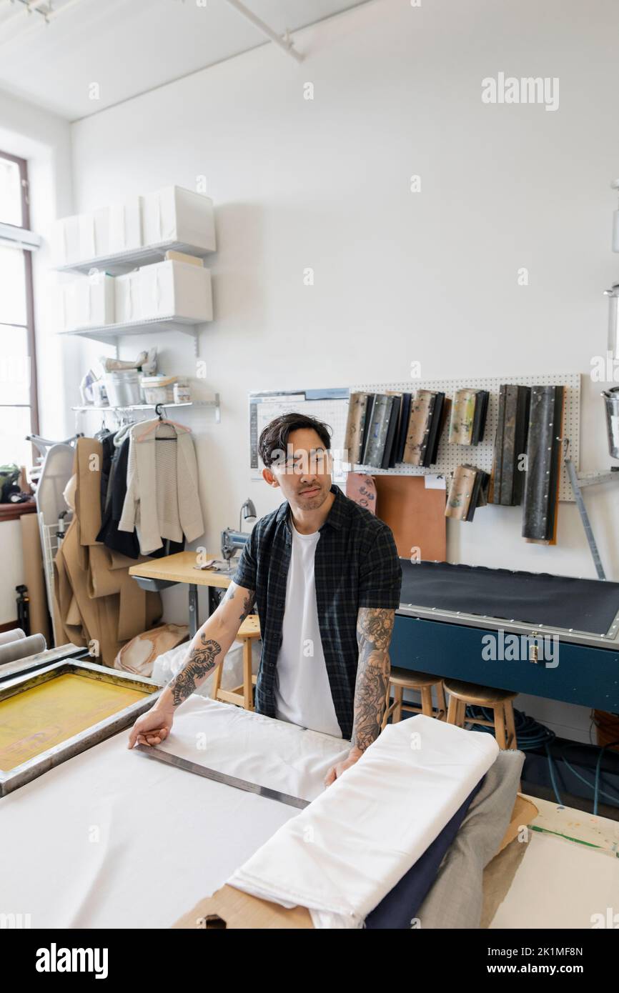 People screen printing hi-res stock photography and images - Alamy