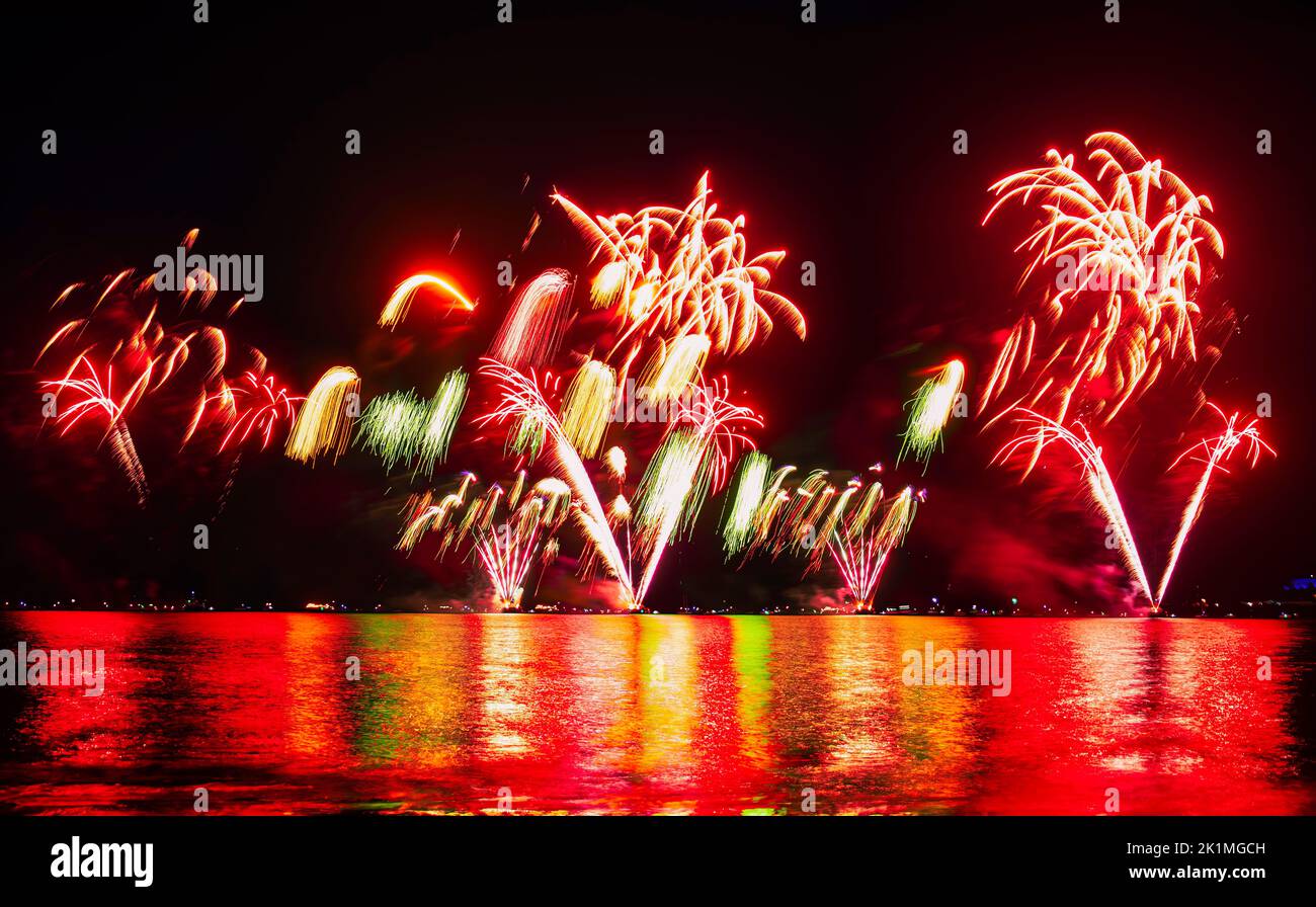 Crowd stage fireworks hi-res stock photography and images - Alamy
