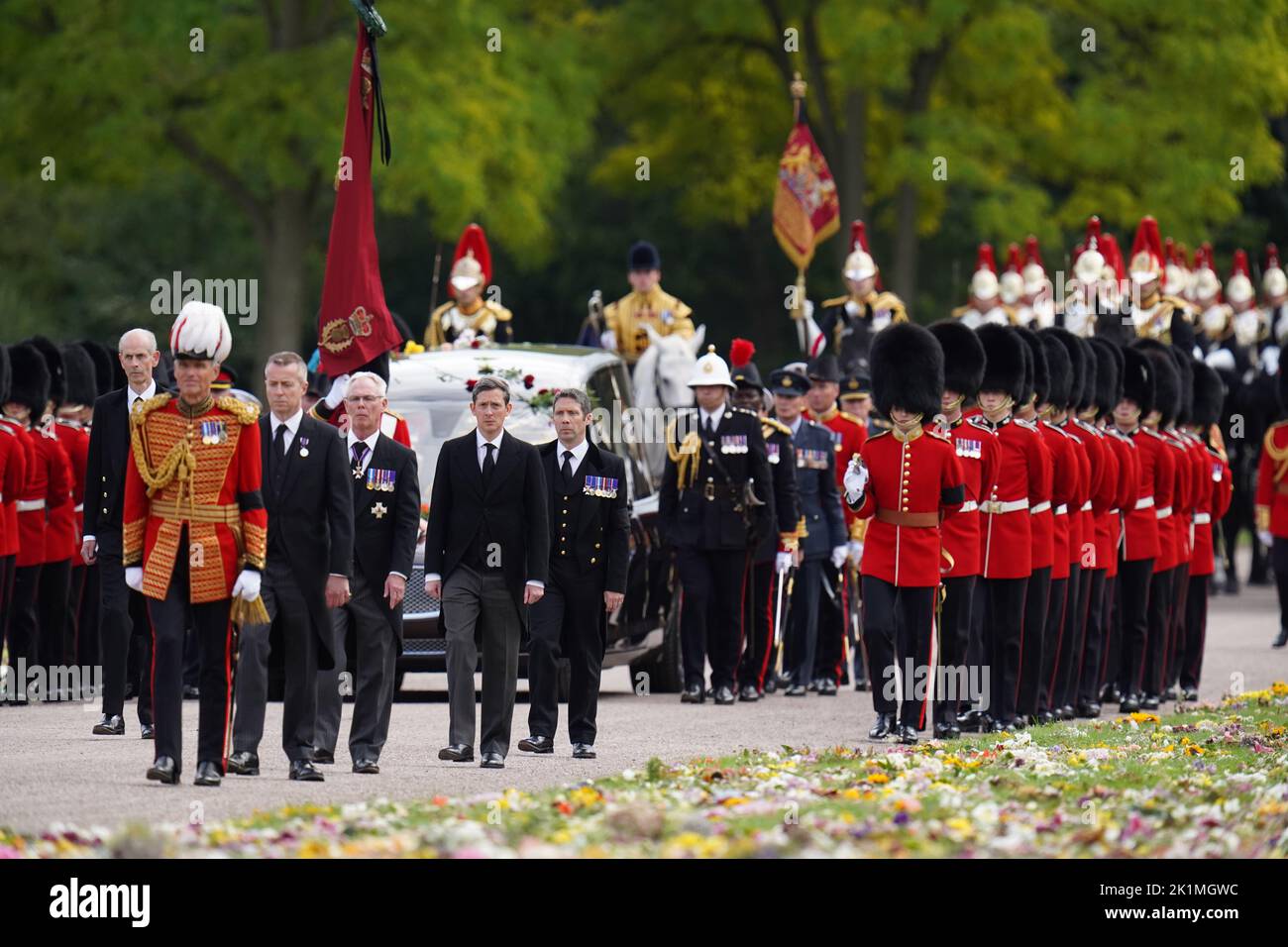 The Ceremonial Procession of the coffin of Queen Elizabeth II arrives ...