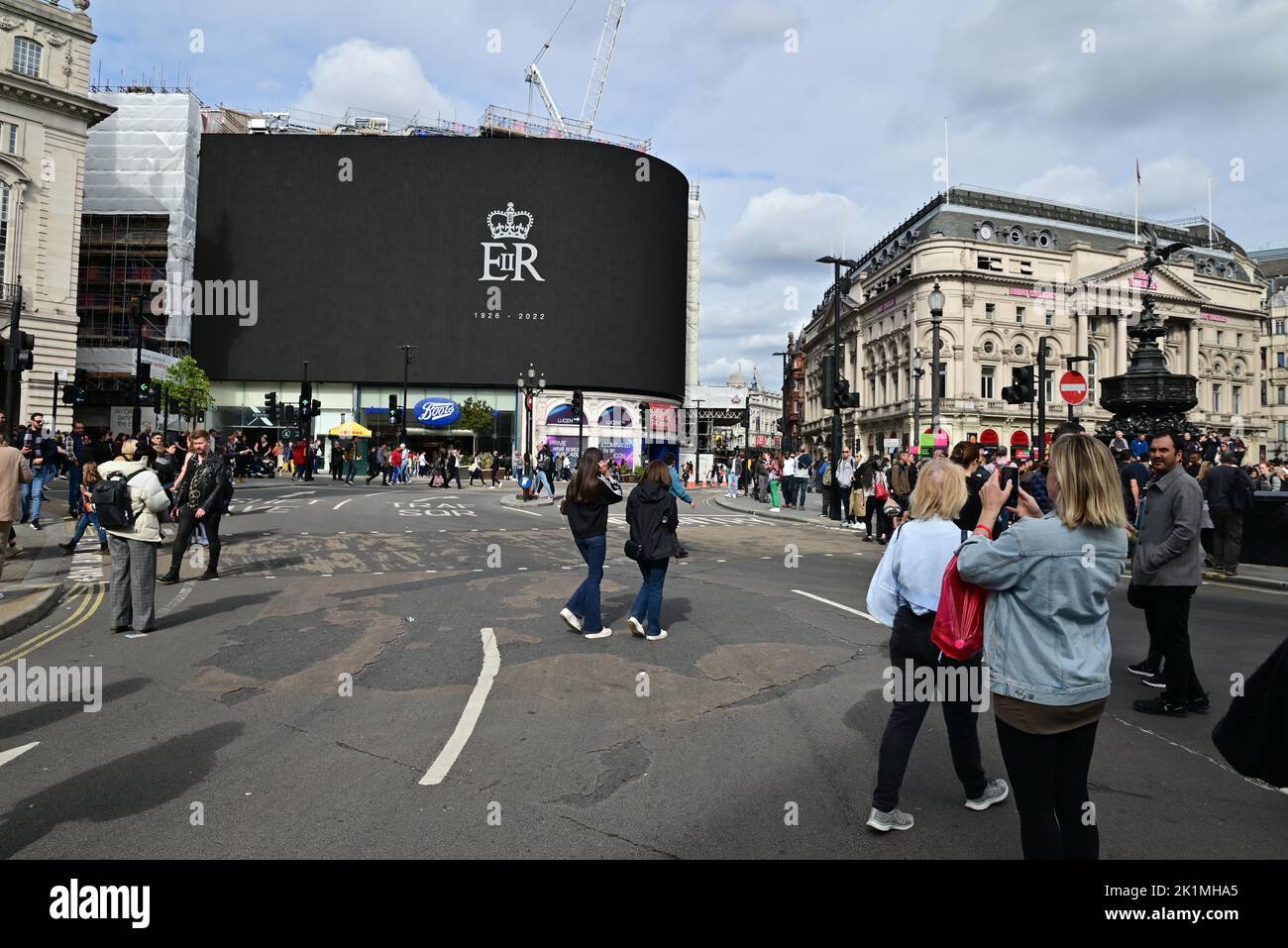 Piccadilly in 2022 hi-res stock photography and images - Alamy