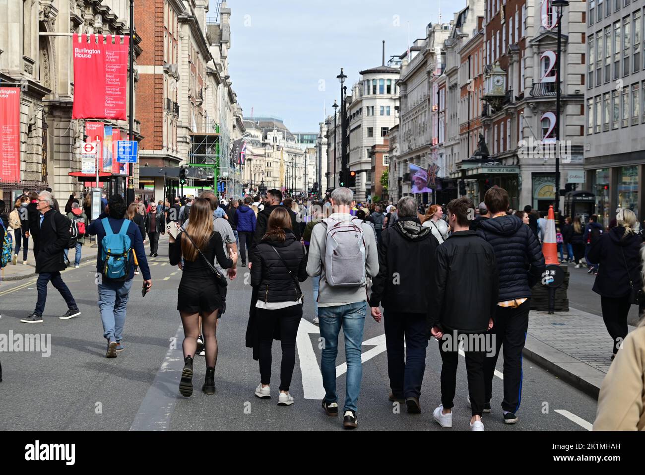 Queen funeral crowds hi-res stock photography and images - Alamy