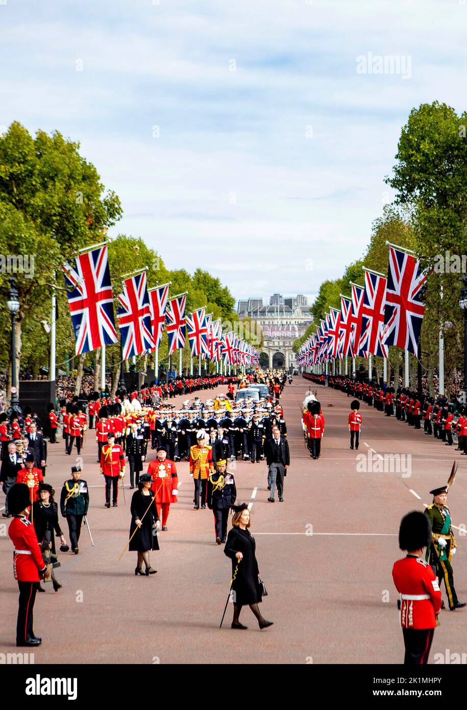 The Coffin of Queen Elizabeth II, is transported on the State Gun ...