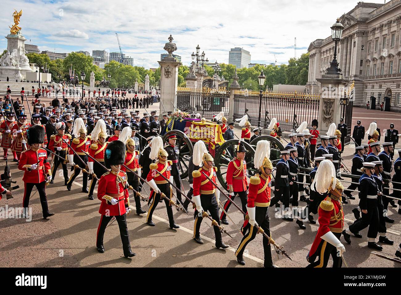 Queens funeral procession hi-res stock photography and images - Alamy