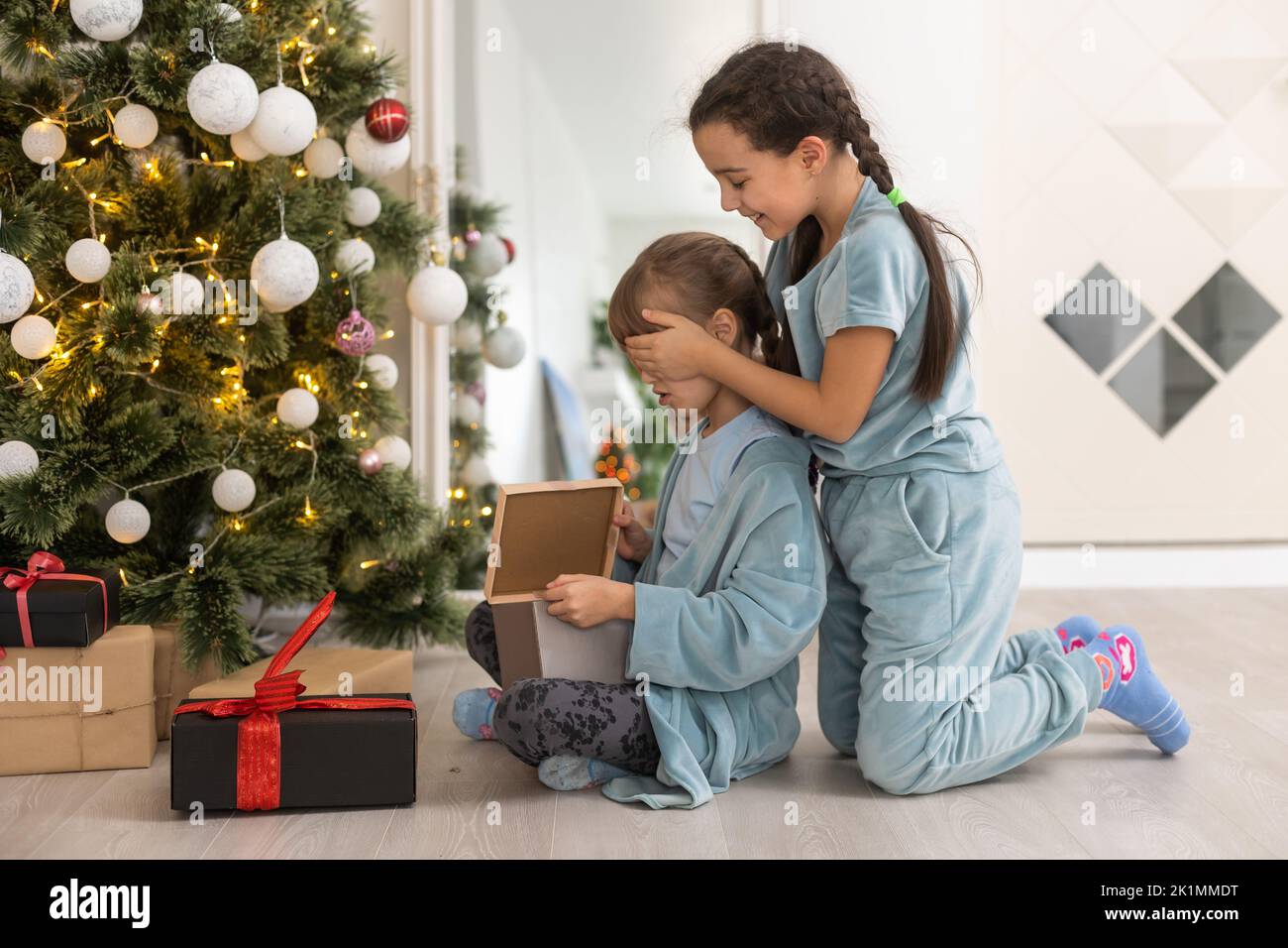 Two little girls at christmas Stock Photo - Alamy