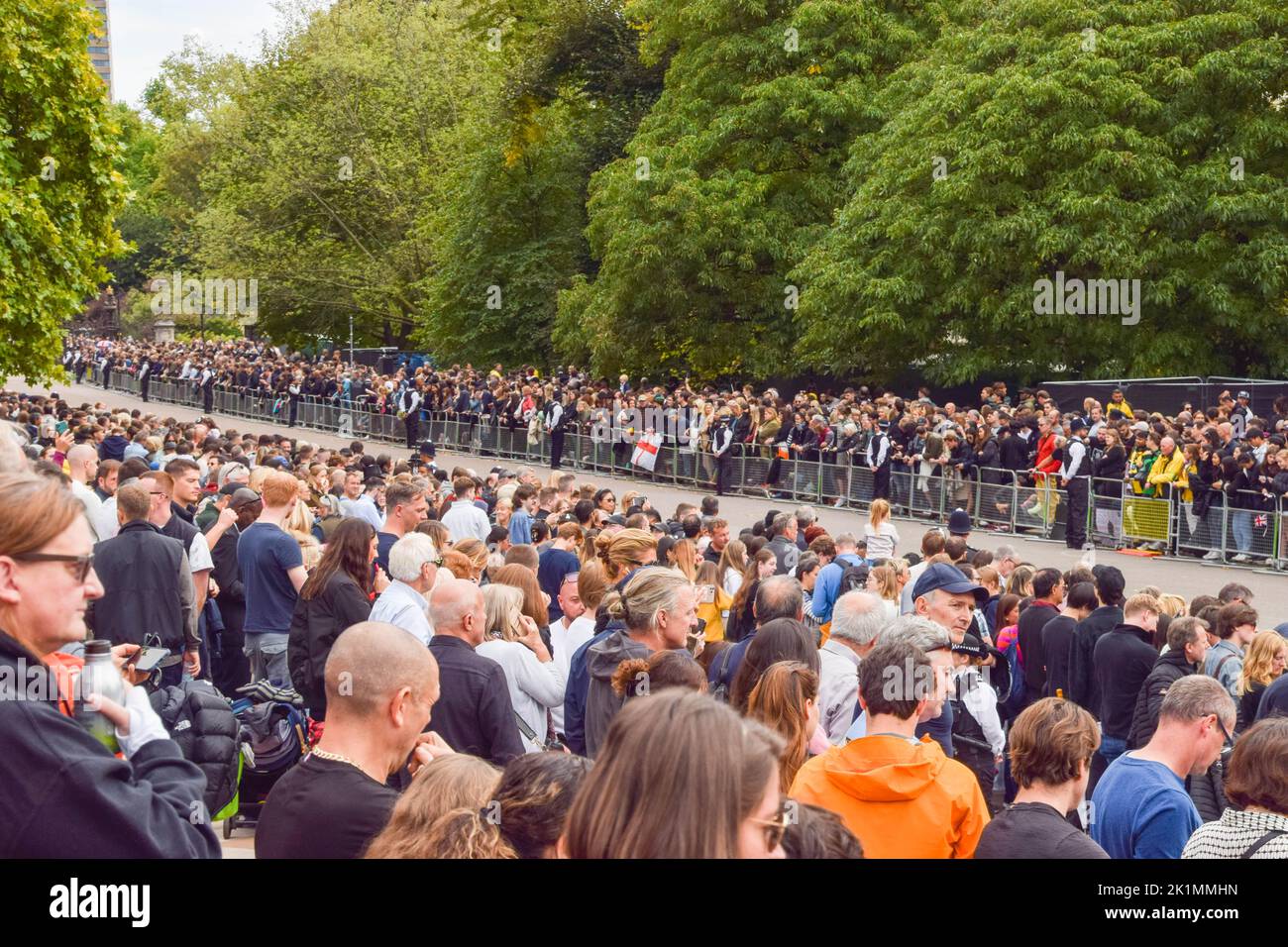 London, England, UK. 19th Sep, 2022. Crowds wait for the Royal Hearse ...