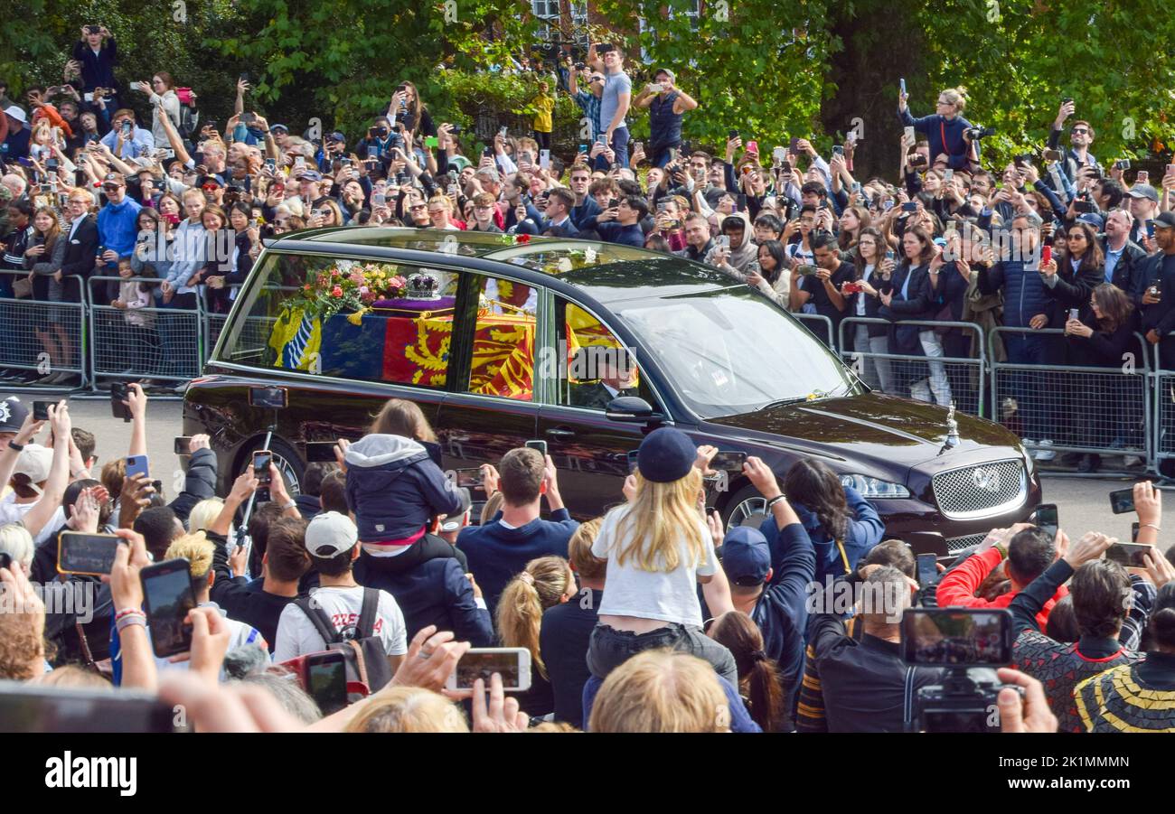 London, England, UK. 19th Sep, 2022. The Royal Hearse passes by Albert ...
