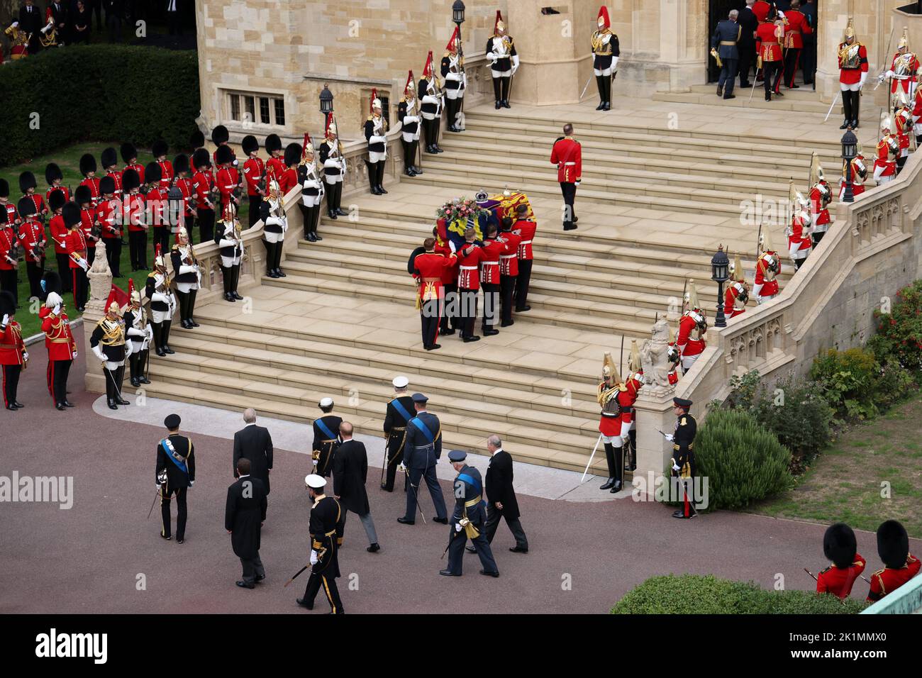 Her majesty queens funeral procession hi-res stock photography and ...