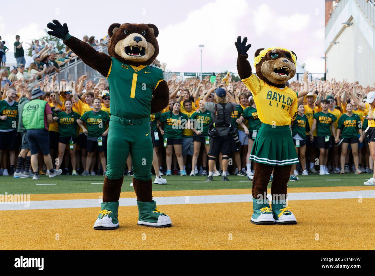 Bear mascots hi-res stock photography and images - Alamy