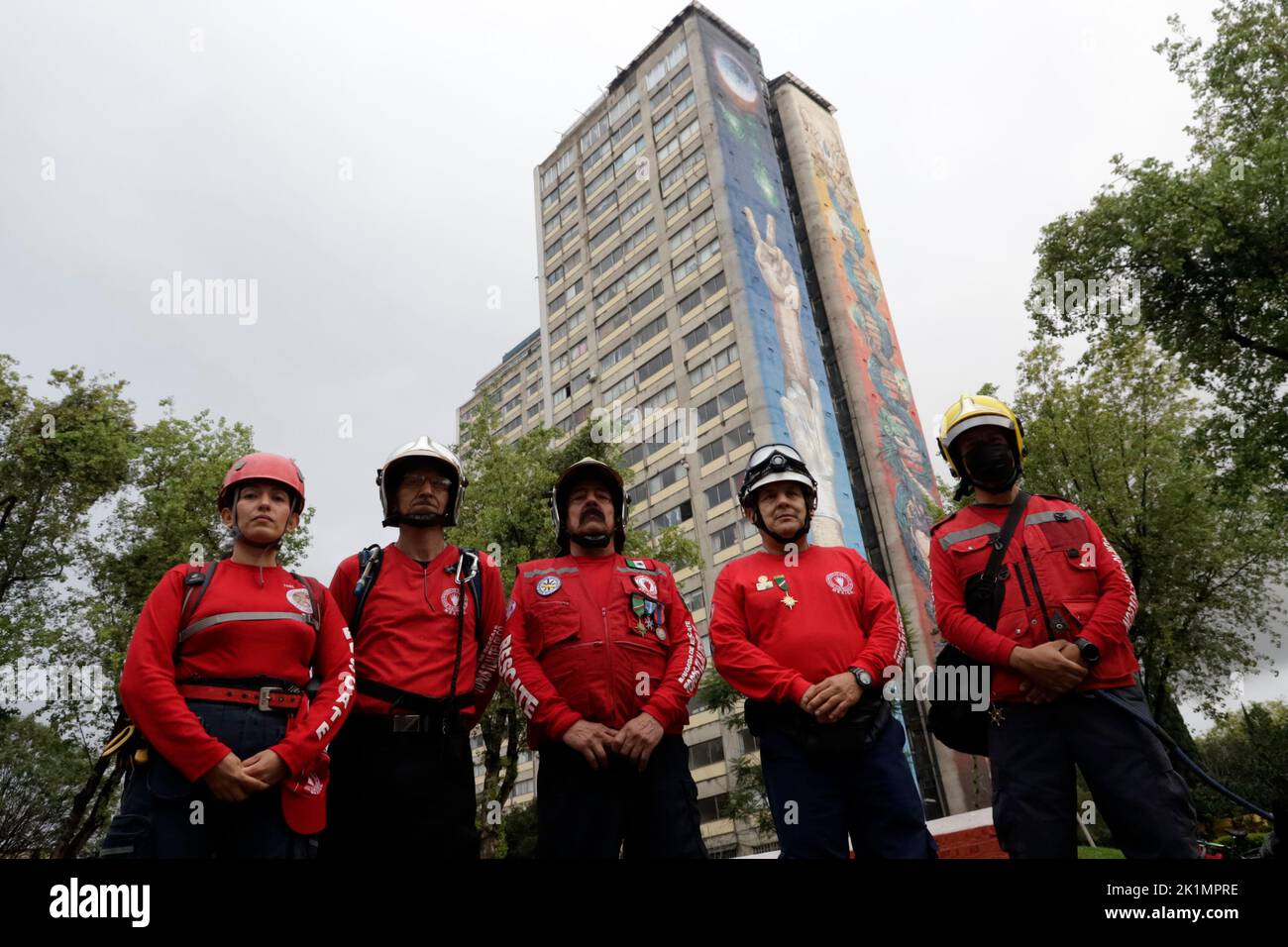 Mexico City, Mexico. 19th Sep, 2022. Rescuers known as "moles"" attend ...