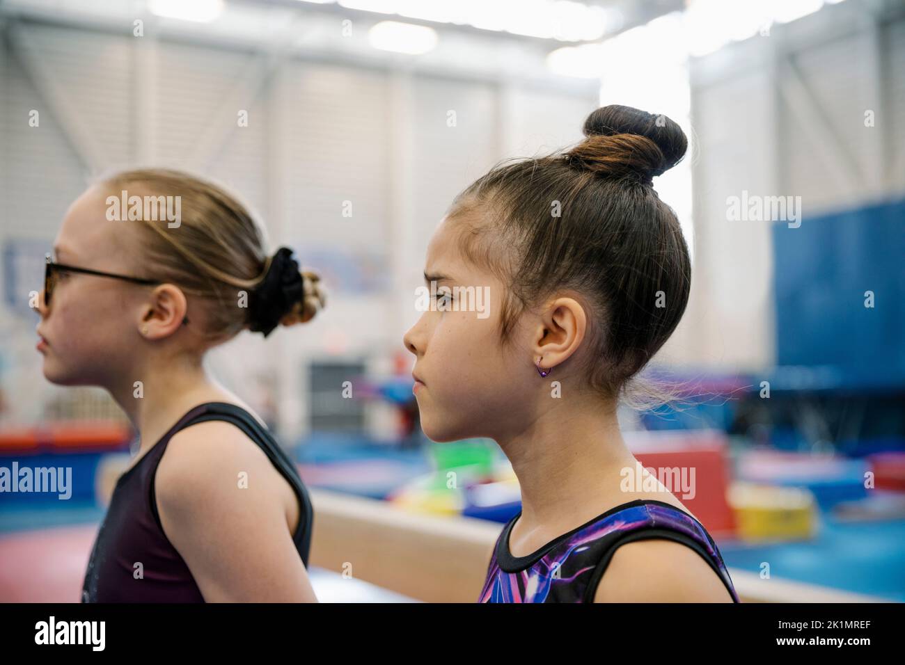 Two girls side by side serious hi-res stock photography and images - Alamy