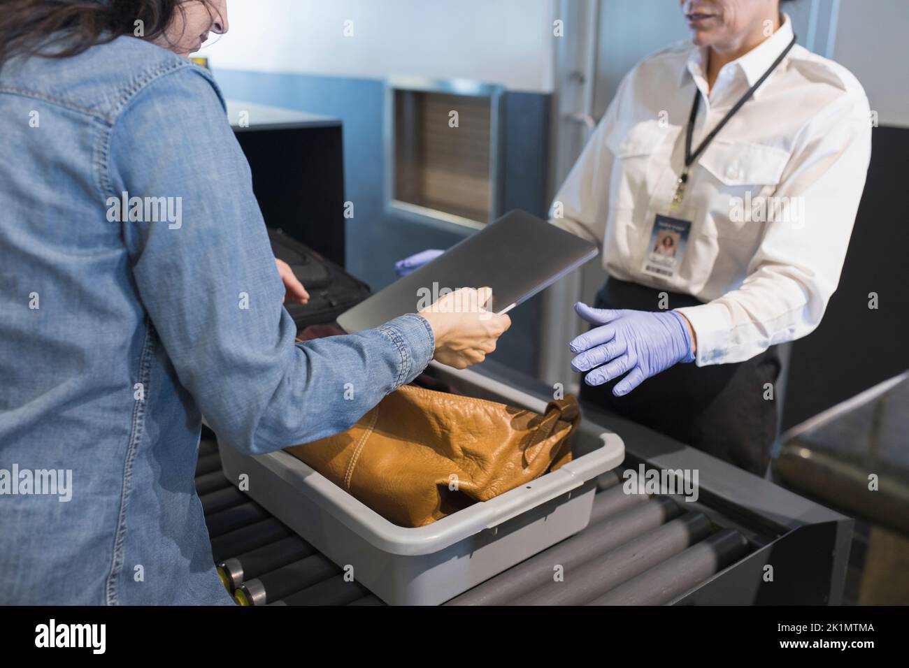 Airport conveyor belt stand hi-res stock photography and images - Alamy