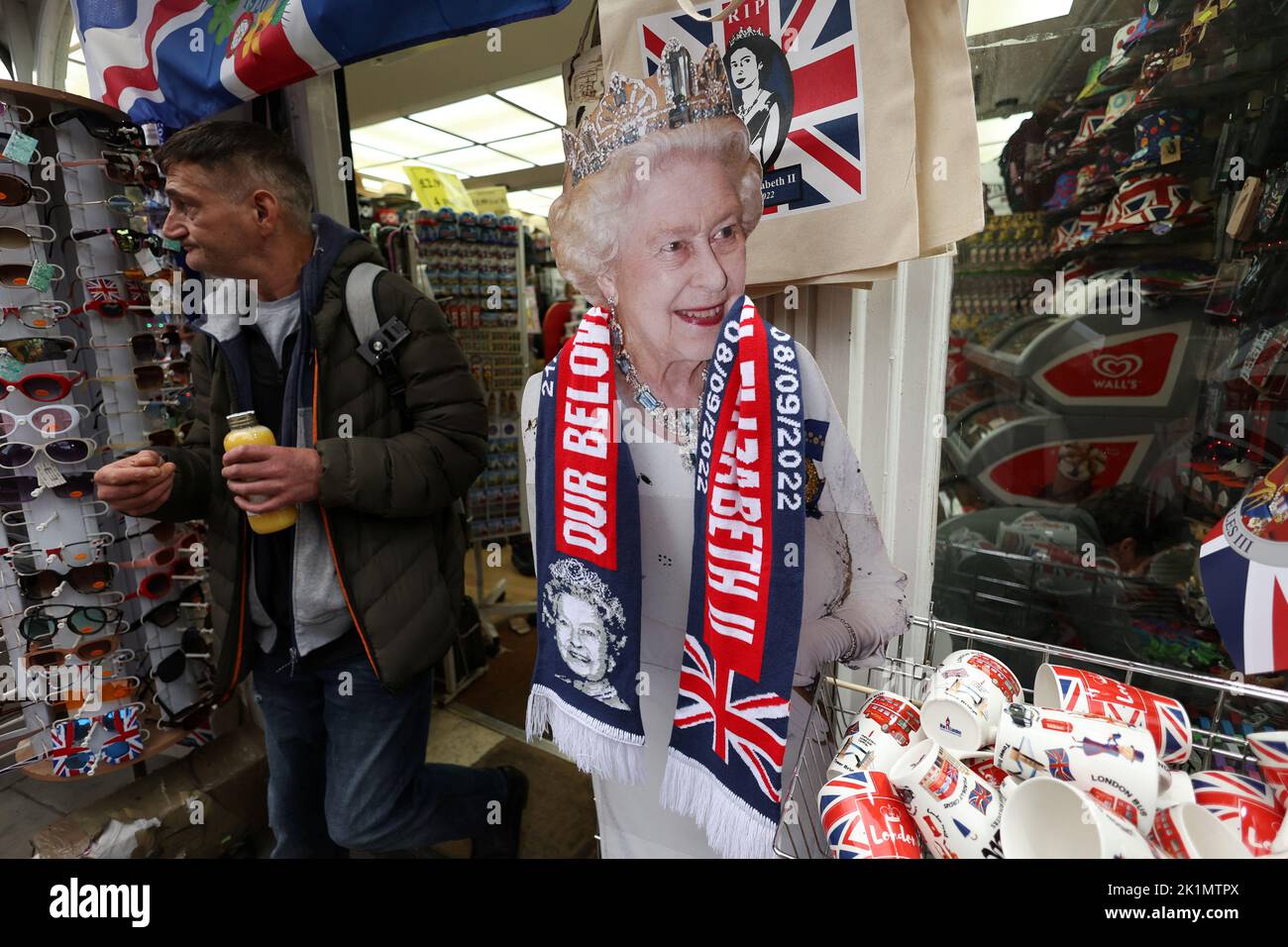 Cardboard cutout queen hi-res stock photography and images - Alamy