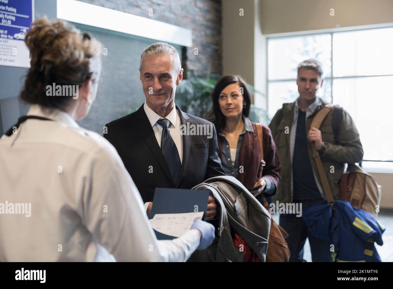 Airport boarding line hi-res stock photography and images - Alamy
