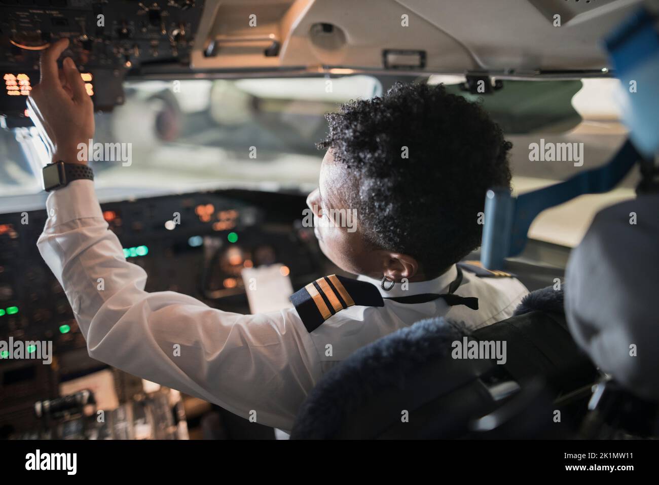 Female airline pilot in cockpit hi-res stock photography and images - Alamy