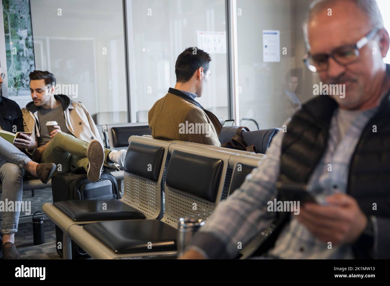 People waiting waiting area hi-res stock photography and images - Alamy