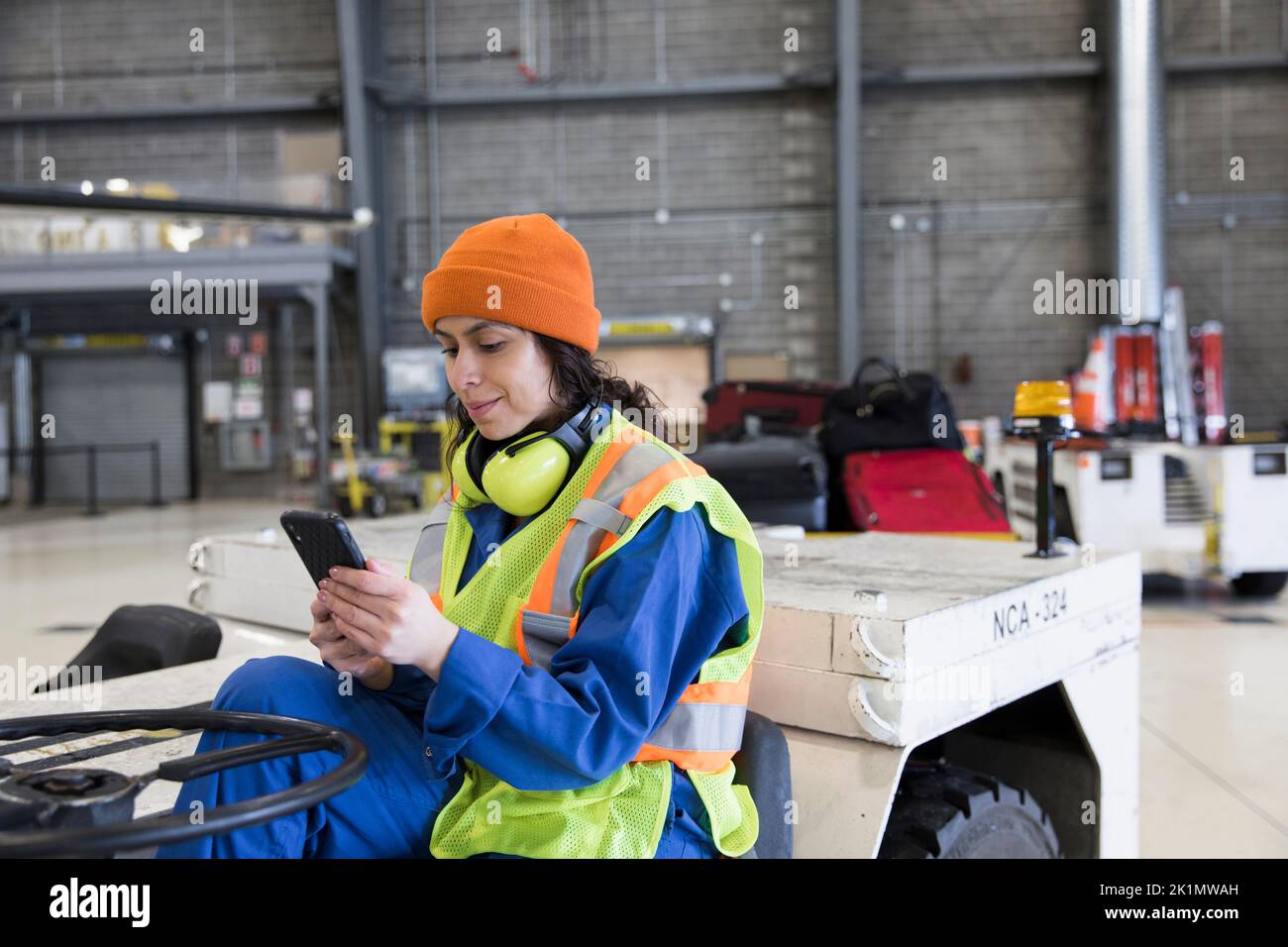 Ground crew baggage cart hi-res stock photography and images - Alamy