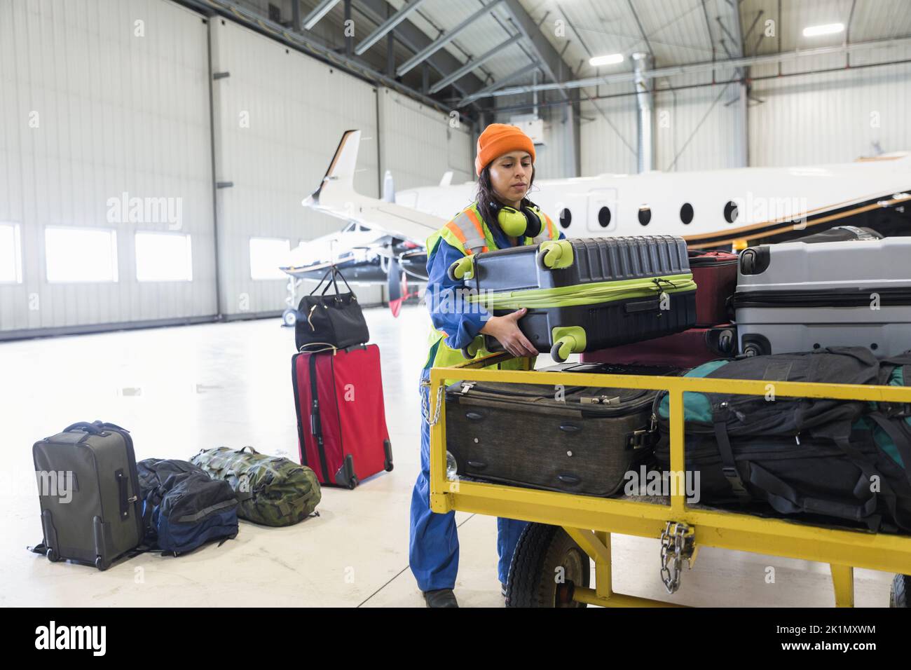 Airplane unloading hi-res stock photography and images - Alamy