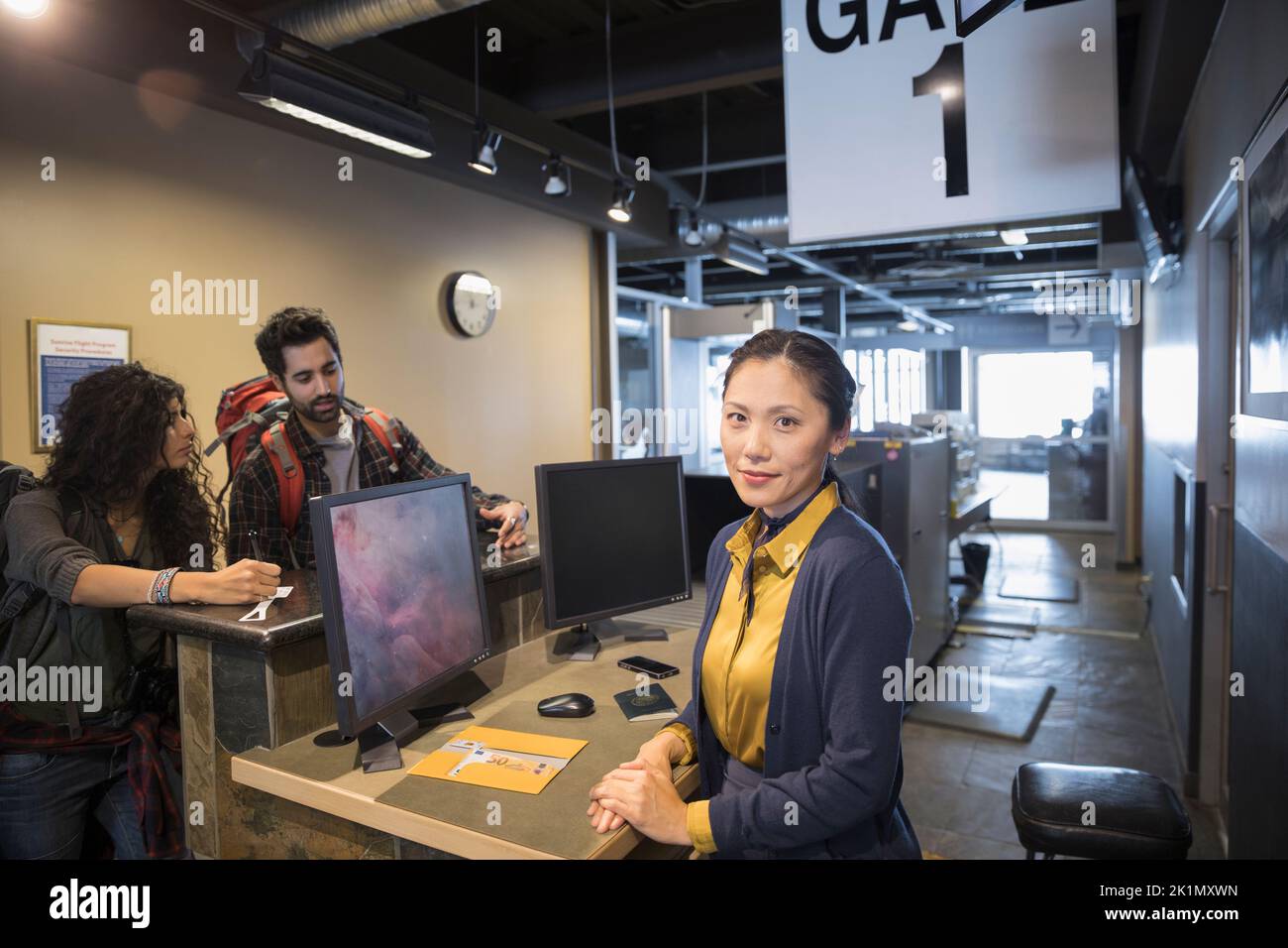 Group airport check in hi-res stock photography and images - Alamy
